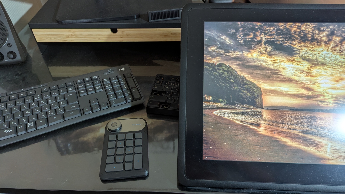 漫画家が左手デバイス「Huion Keydial Mini k20」を使った正直な感想 | シマテイエン ～野良マンガ家とゆるクリエイティブ～